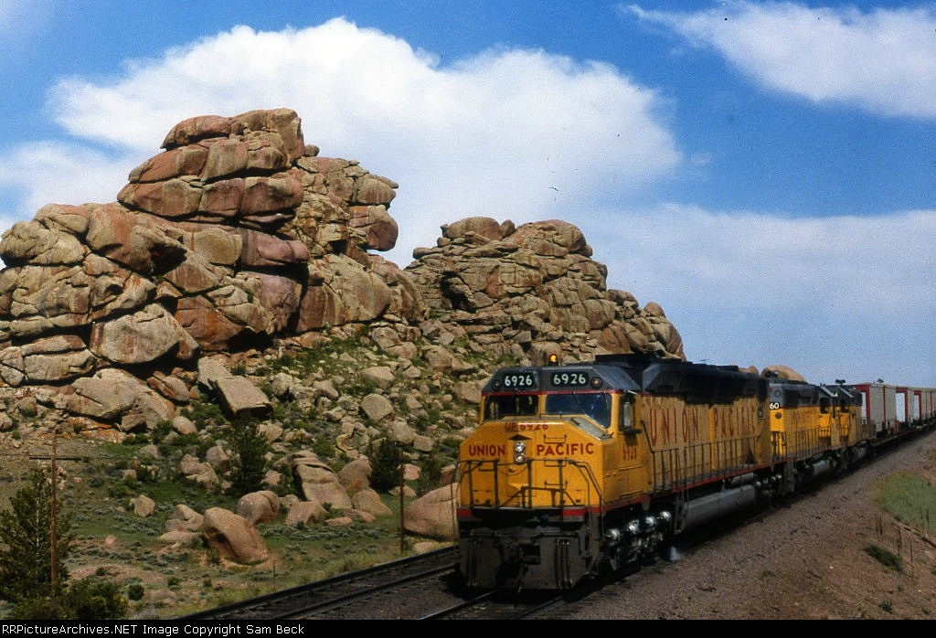 UP 6926 Leading the Charge